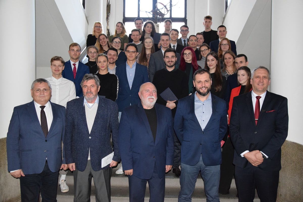 Rektor Oliver Moravčík odovzdal ocenenia „Študent roka“ - Slovenská technická univerzita v ...